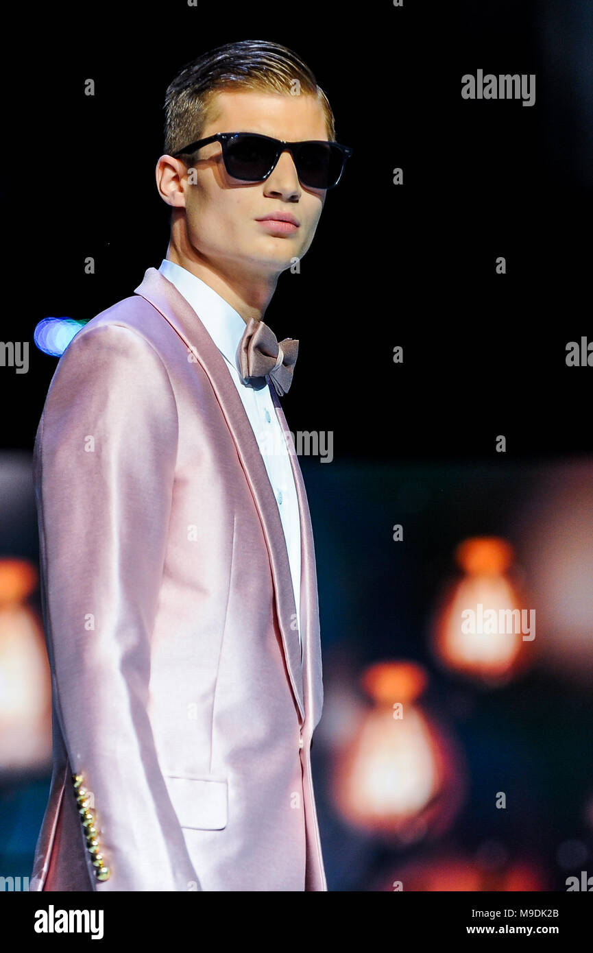 Fashion models represent new Fall/Winter 2018 KENNETH BARLIS collection ...