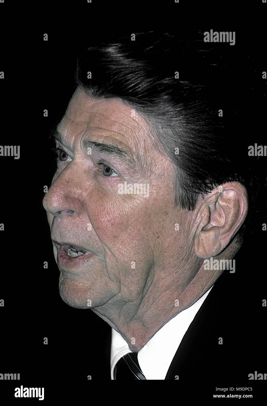 African president signing a bill hi-res stock photography and images ...