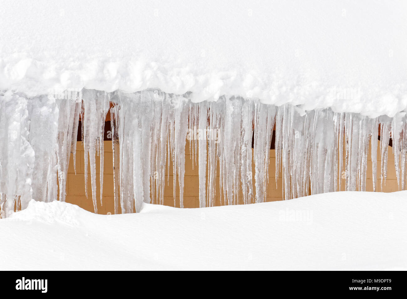Snowy icicles hi-res stock photography and images - Alamy