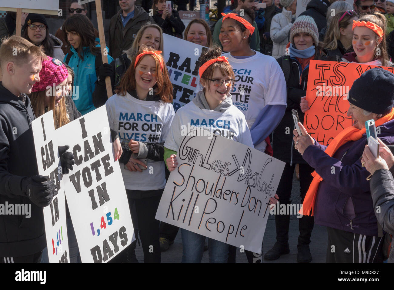 Children holding protest signs hi-res stock photography and images - Alamy