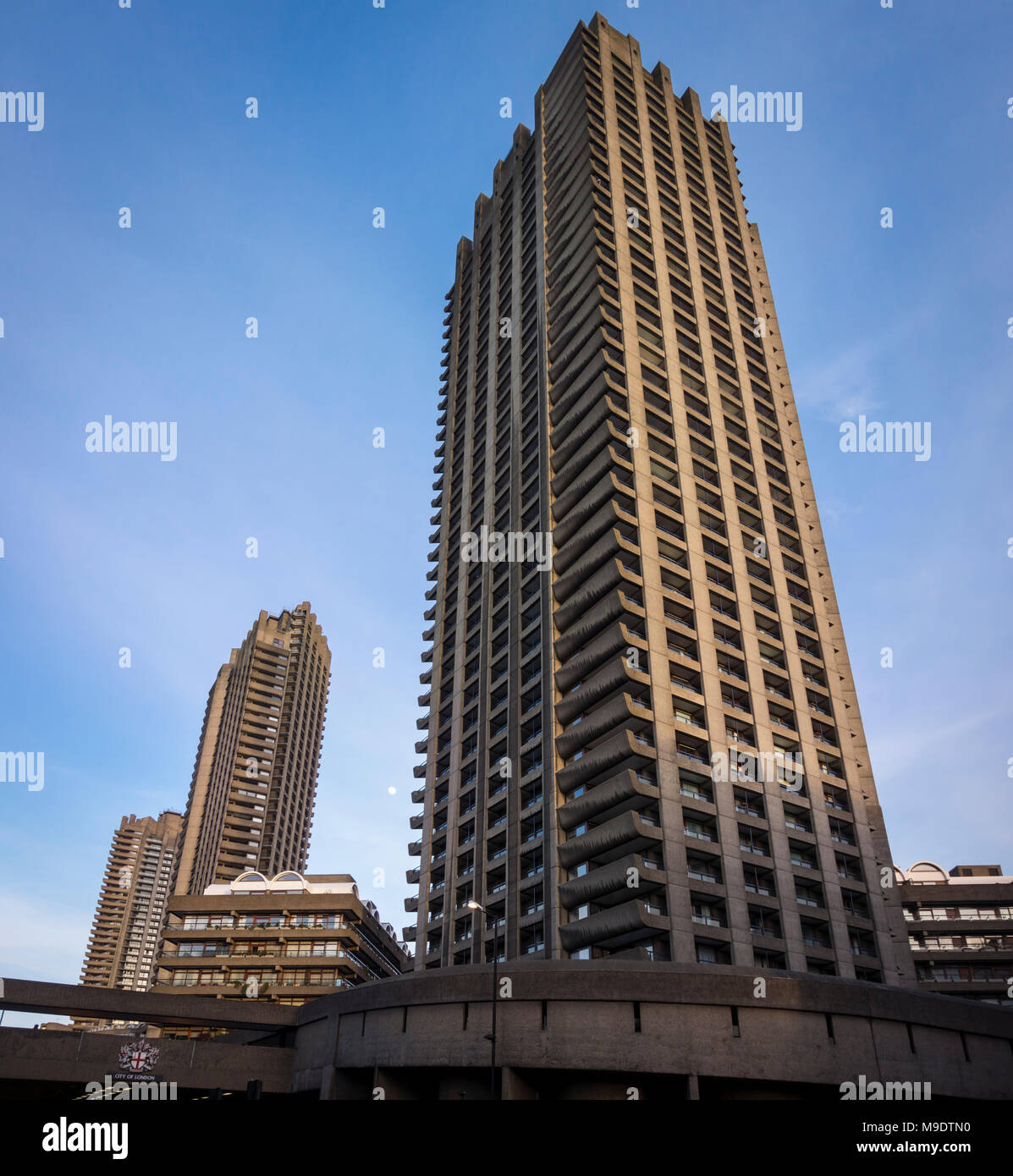Tower block uk 1970s hi-res stock photography and images - Alamy