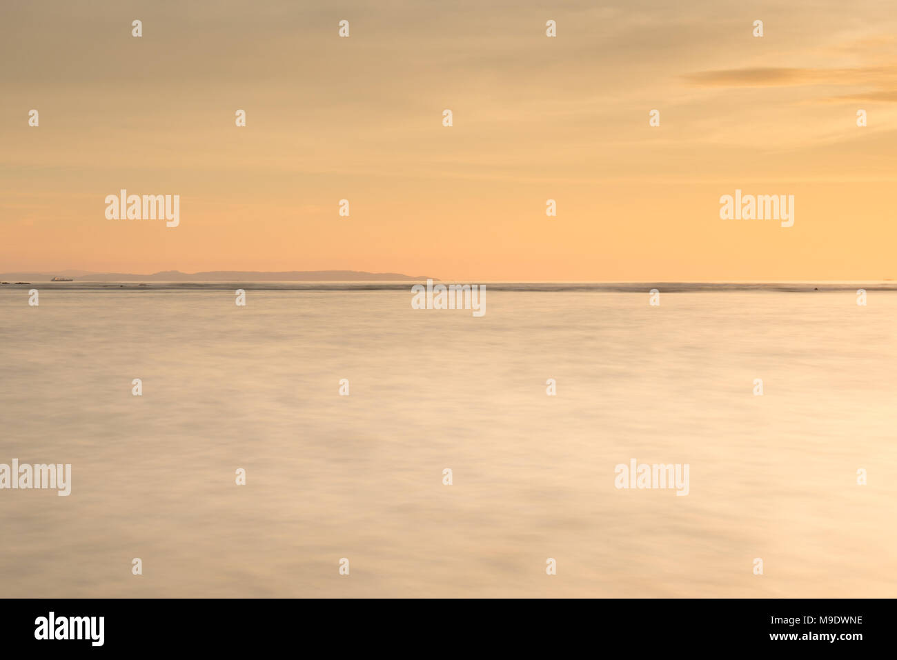 Calm horizon hi-res stock photography and images - Alamy
