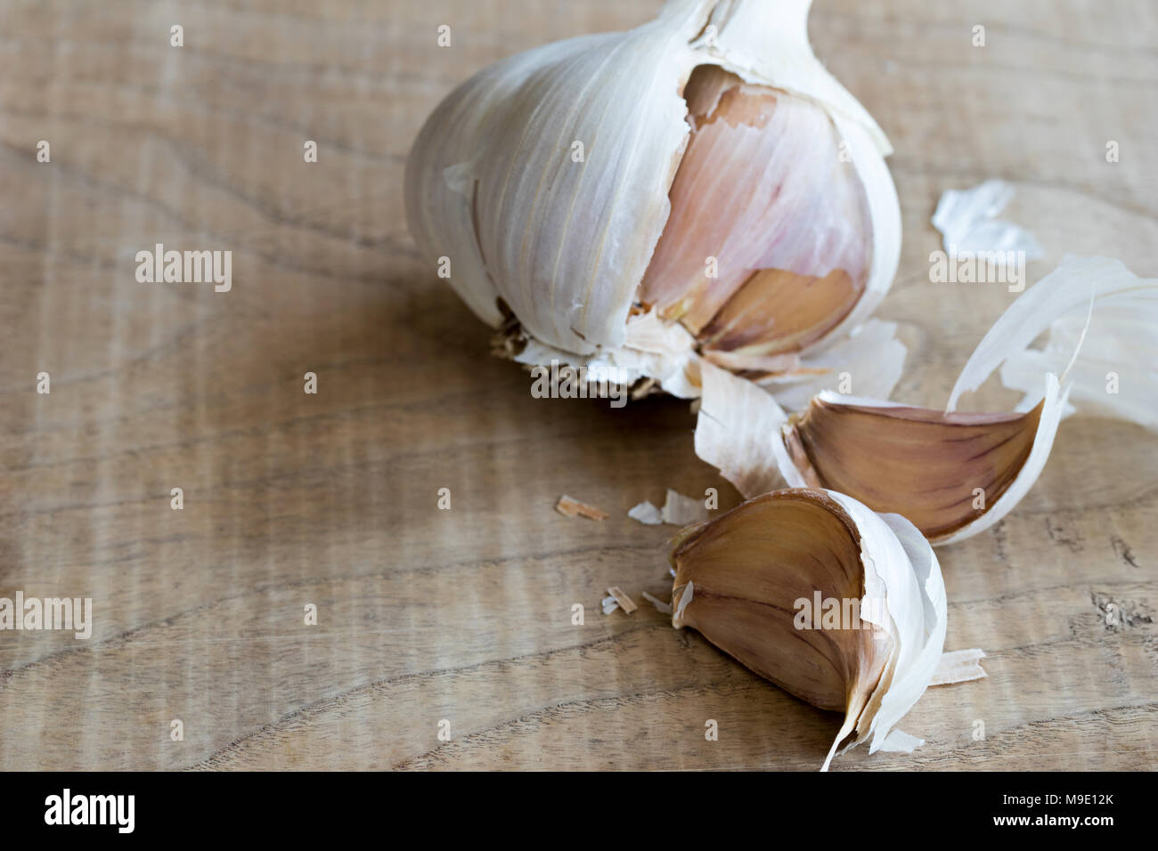 Two cloves organic garlic hi-res stock photography and images - Alamy