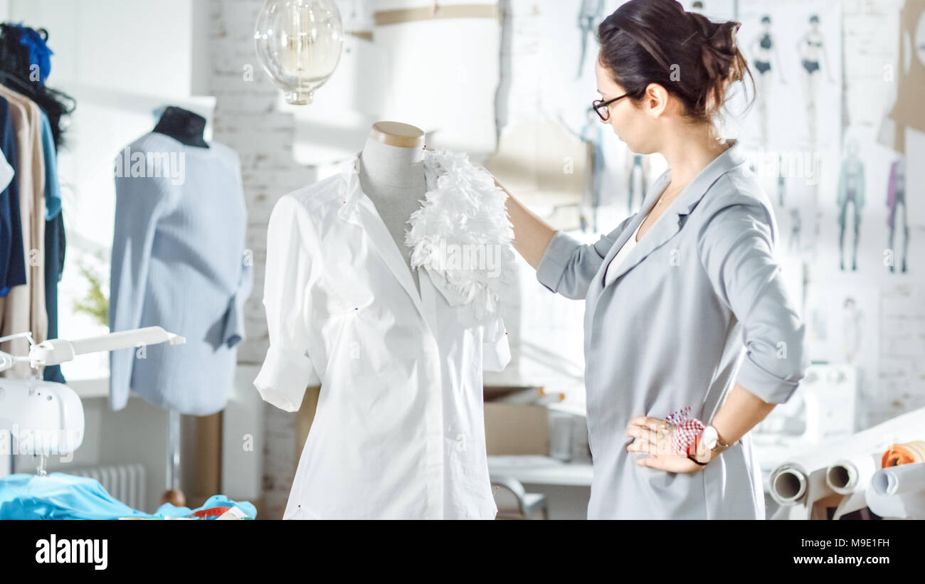Pinning woman hi-res stock photography and images - Alamy