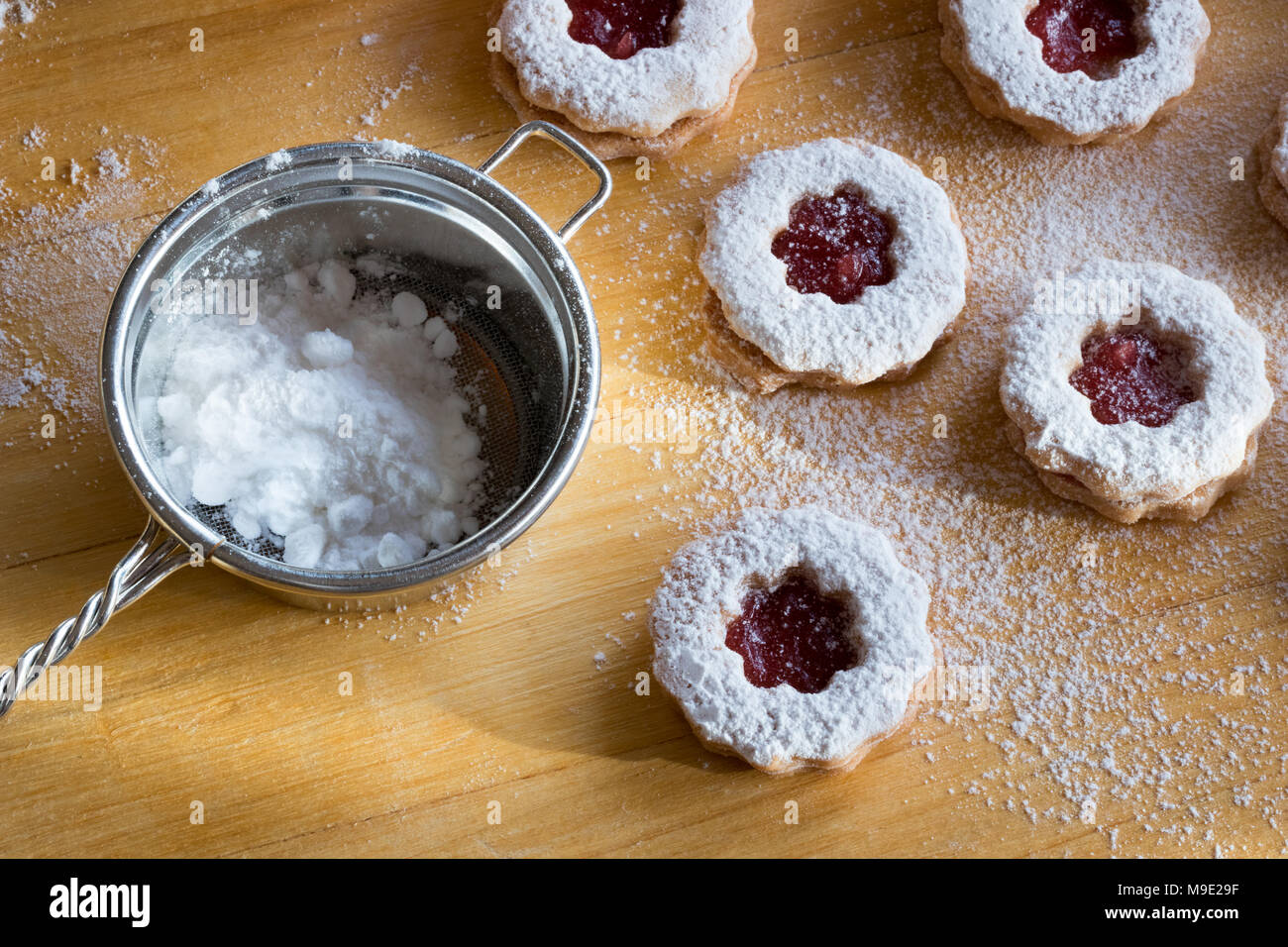 Dusting shortbread hi-res stock photography and images - Alamy