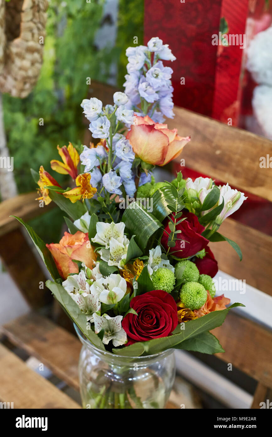 Delphinium and roses flowers hi-res stock photography and images - Alamy