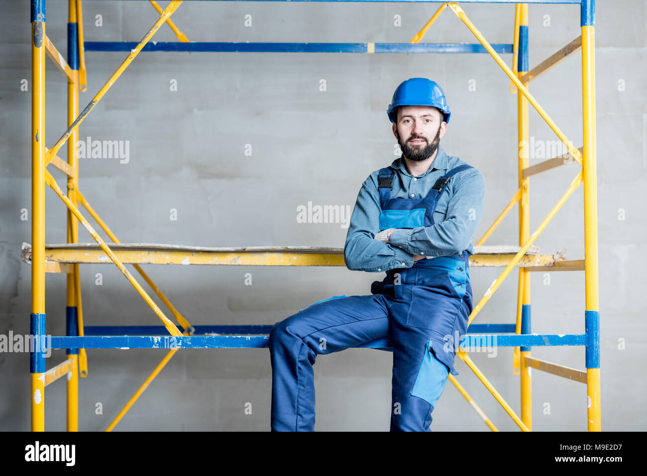 Worker sitting scaffolding hi-res stock photography and images - Alamy