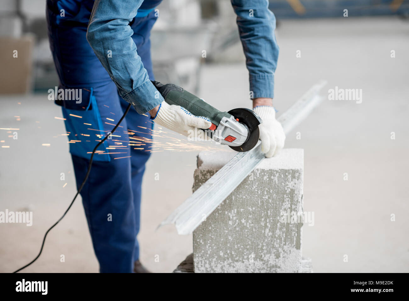 Man cutting metal hi-res stock photography and images - Alamy