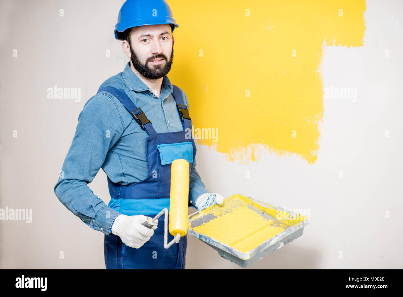 Male builder painting wall white hi-res stock photography and images ...