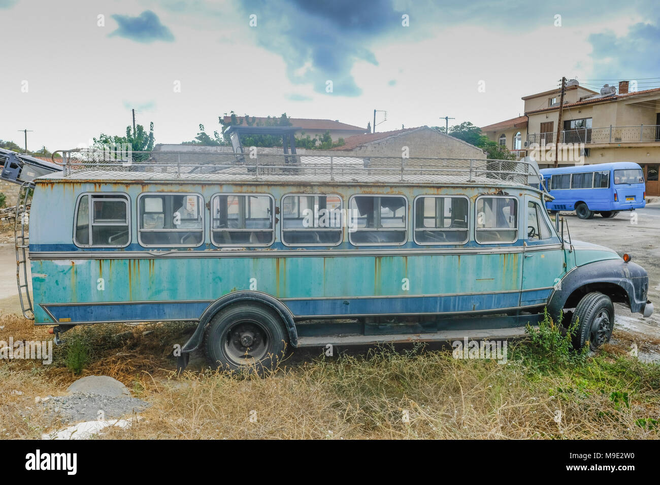 6 wheel bus hi-res stock photography and images - Alamy
