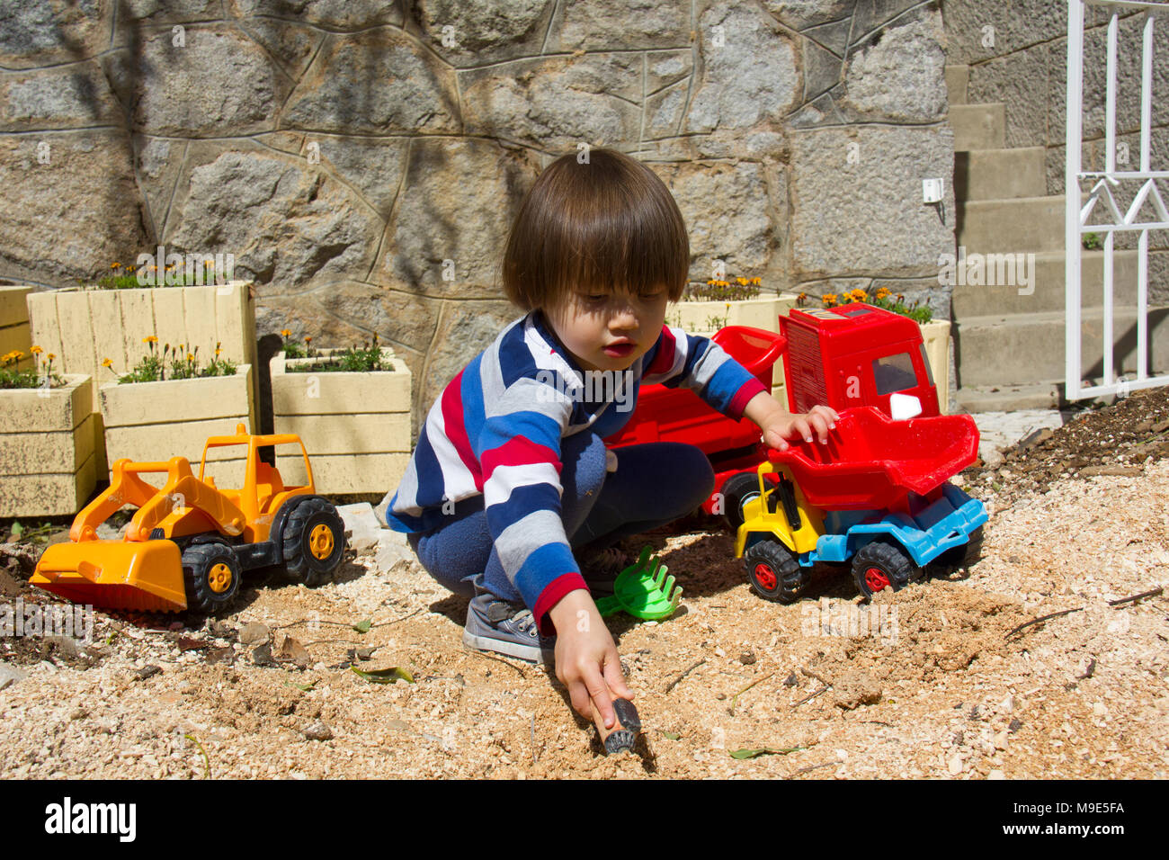 Kids playing in mud hi-res stock photography and images - Alamy