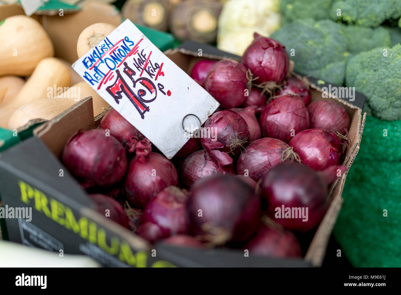 Fresh, delicious organic English red onions on a farmers market stall ...