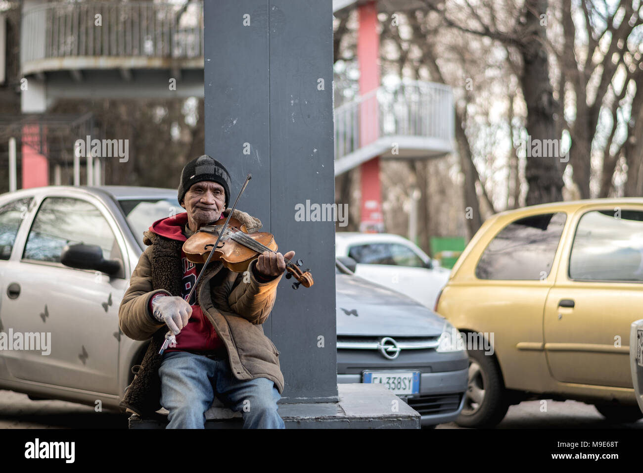 An old man playing a violin hi-res stock photography and images - Alamy