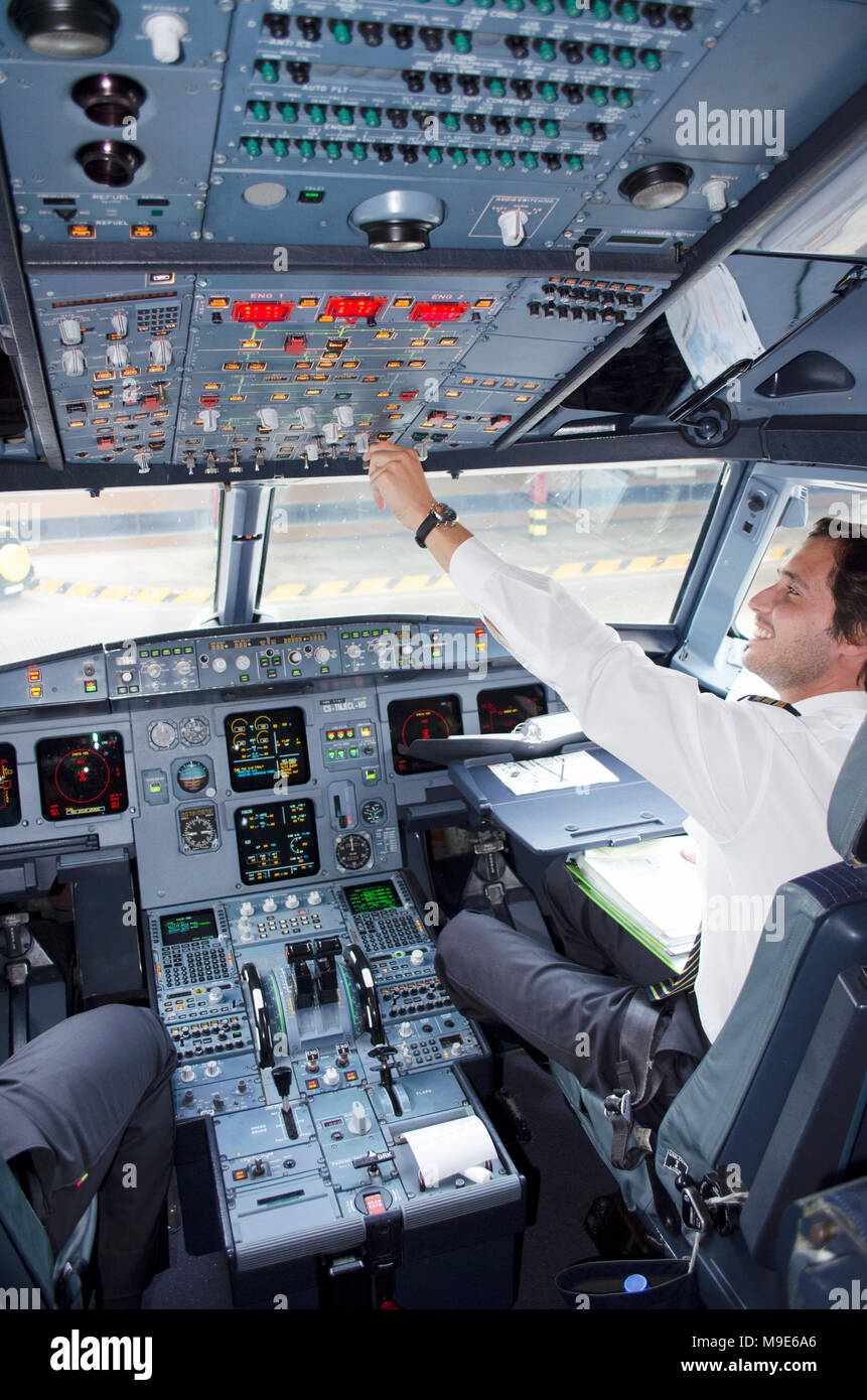 Inside airplane pilot cabin hi-res stock photography and images - Alamy