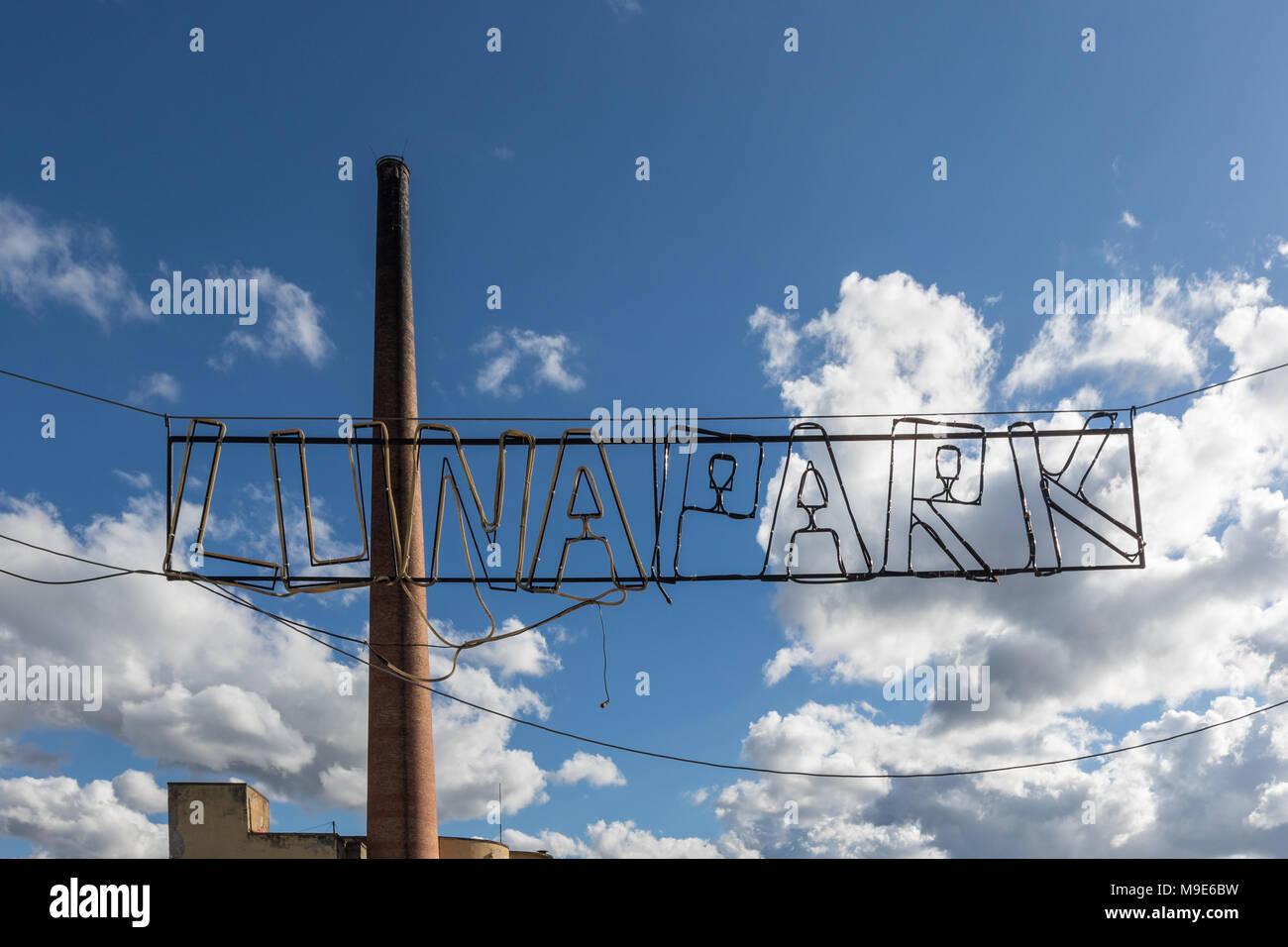 Amusement park sign hi-res stock photography and images - Alamy