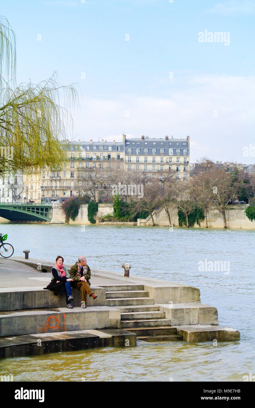 Paris riverside hi-res stock photography and images - Alamy