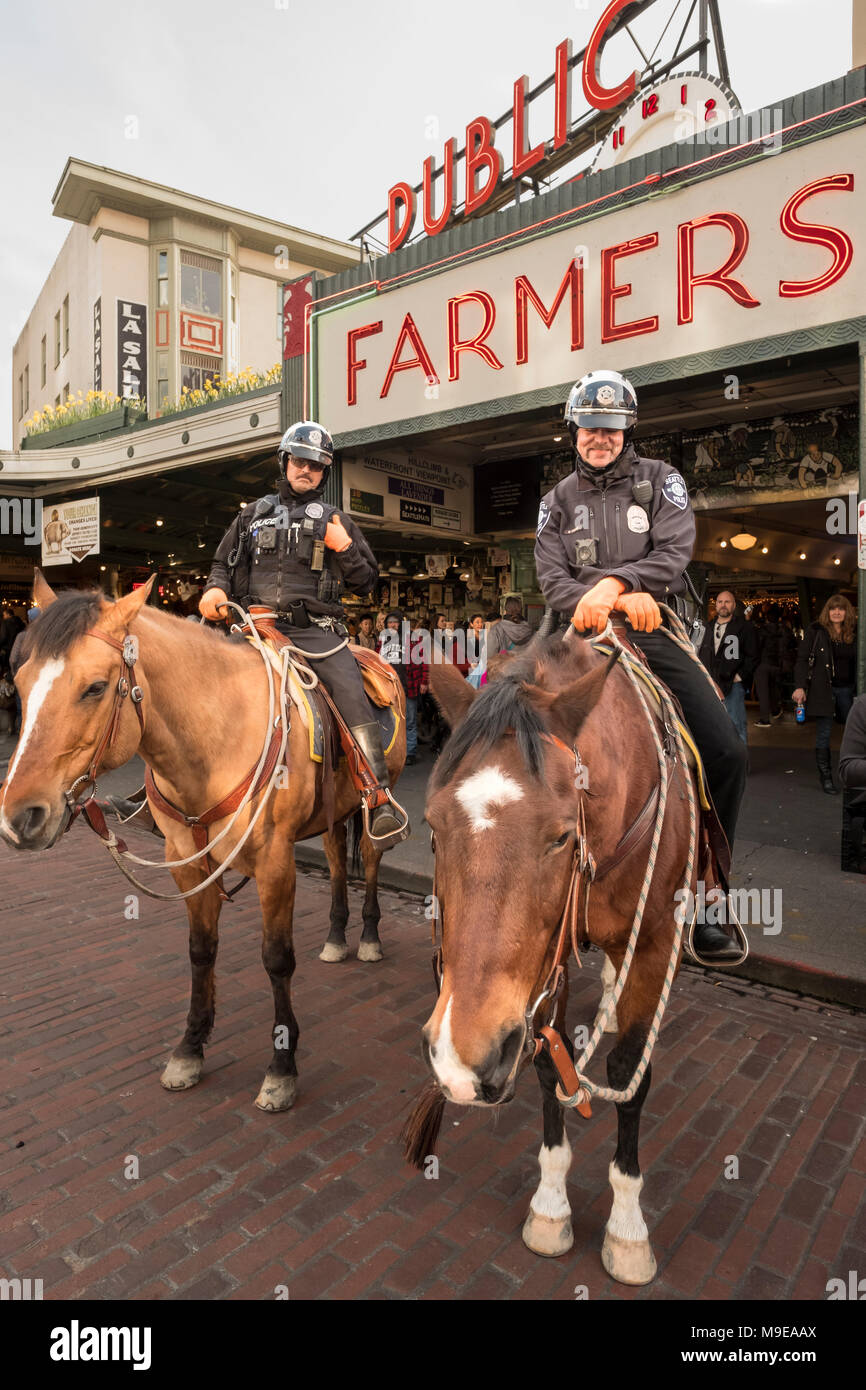 Police and horse usa hi-res stock photography and images - Alamy