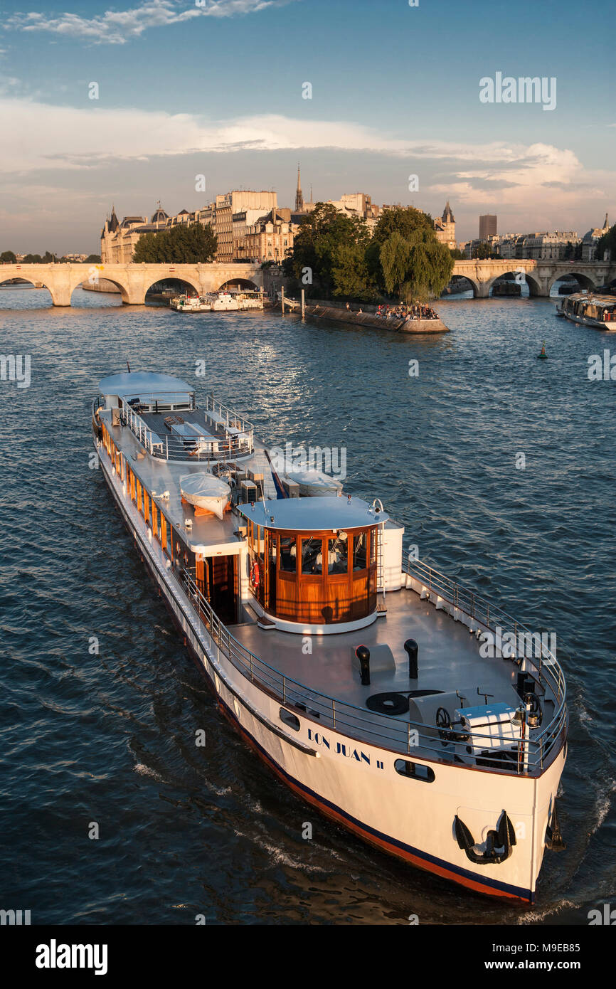 Pont Neuf, Ile de la Cite, tour boat, Seine, Paris, France Stock Photo ...