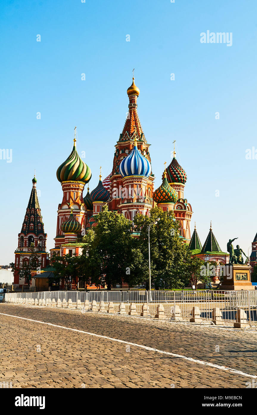 Colourfull Street view of the roof of Saint Basils cathedral Red square ...