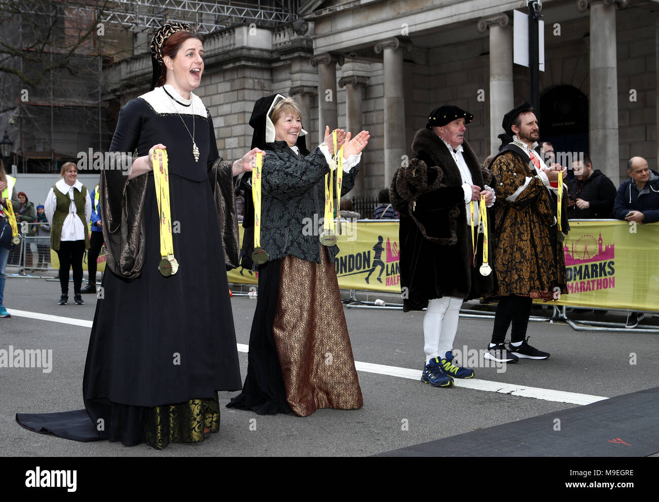Volunteers cheer on runners hi-res stock photography and images - Alamy