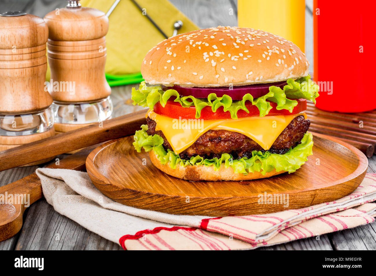 Burger cheeseburger hi-res stock photography and images - Alamy