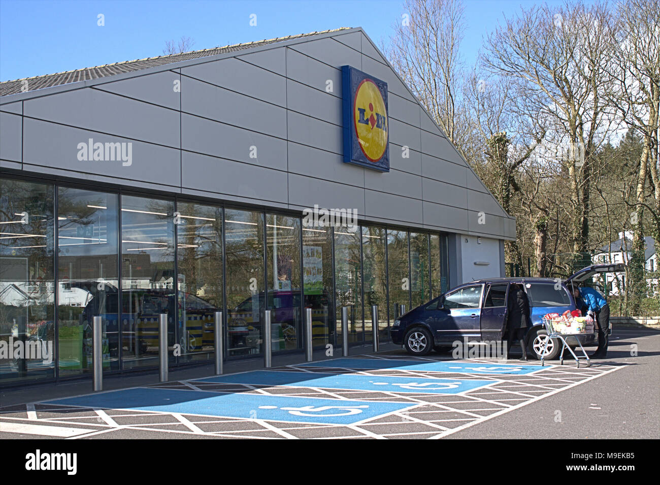 Lidl low cost discount supermarket hi-res stock photography and images ...