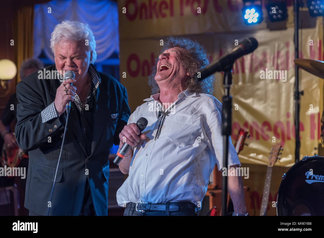 Geff Harrison und Taco Ockerse singen fröhlich in alter Freundschaft ...