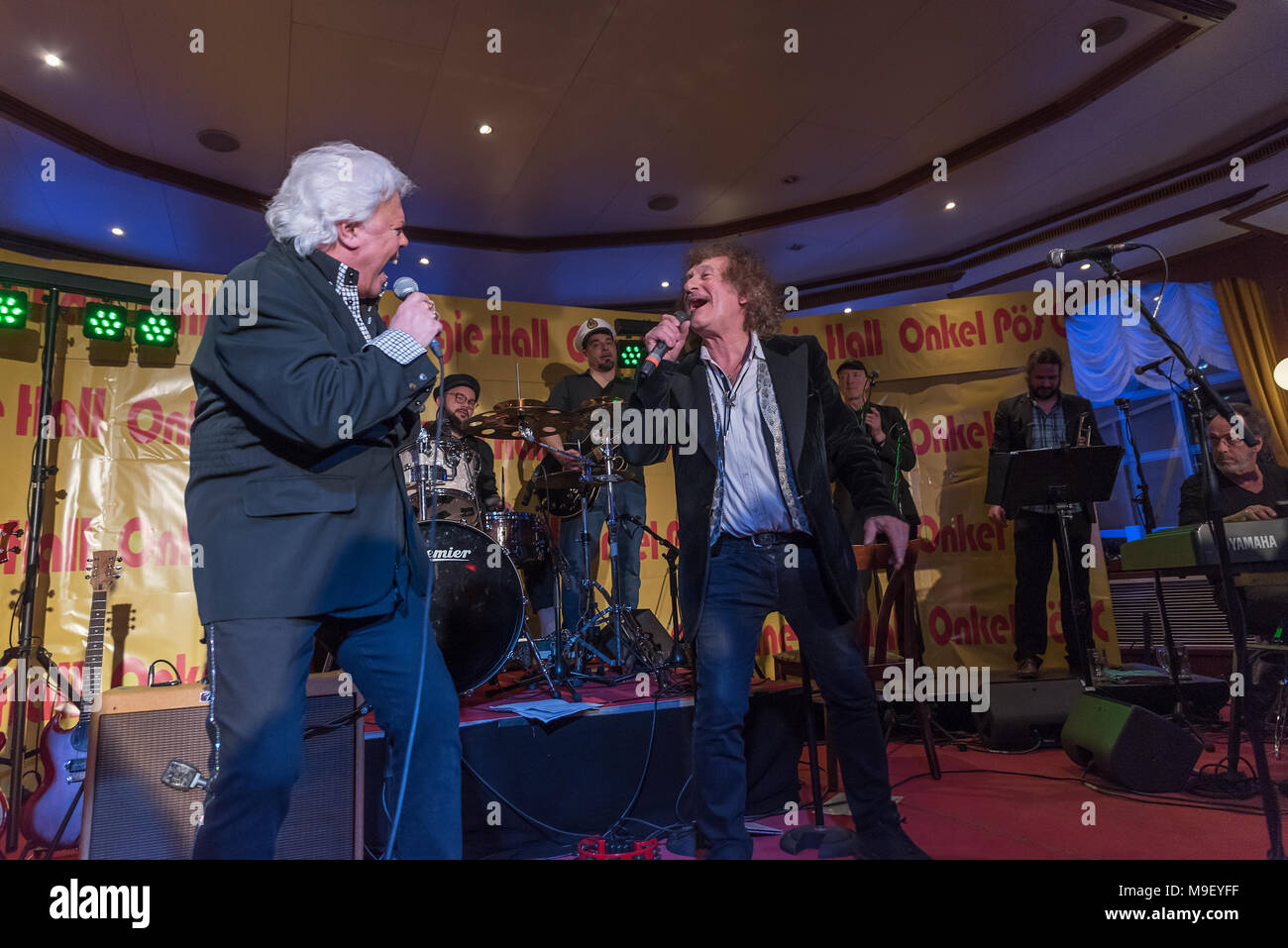 Taco Ockerse und Geff Harrison singen im Duett und schauen sich an mit ...