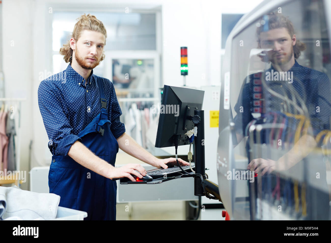 Man screen printing hi-res stock photography and images - Alamy