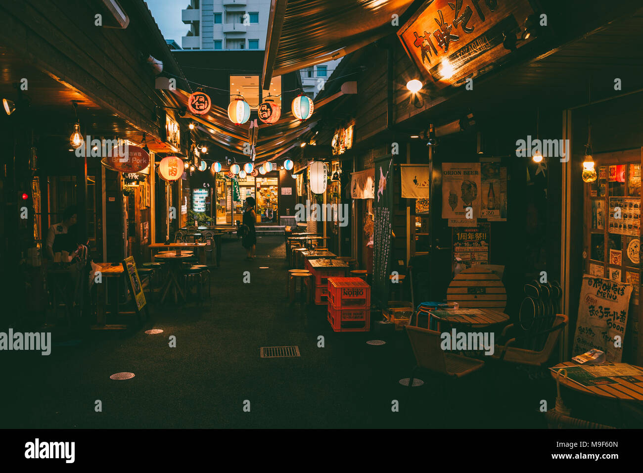 Japanese food stalls red lanterns hi-res stock photography and images ...