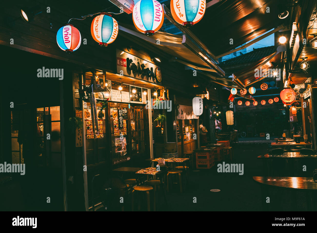 Japanese food stalls red lanterns hi-res stock photography and images ...