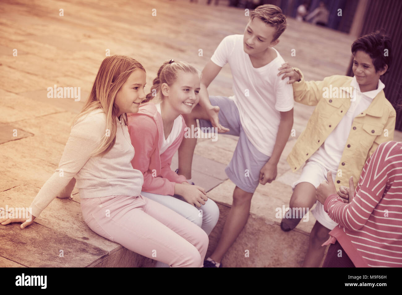 Three young boys talk hi-res stock photography and images - Alamy