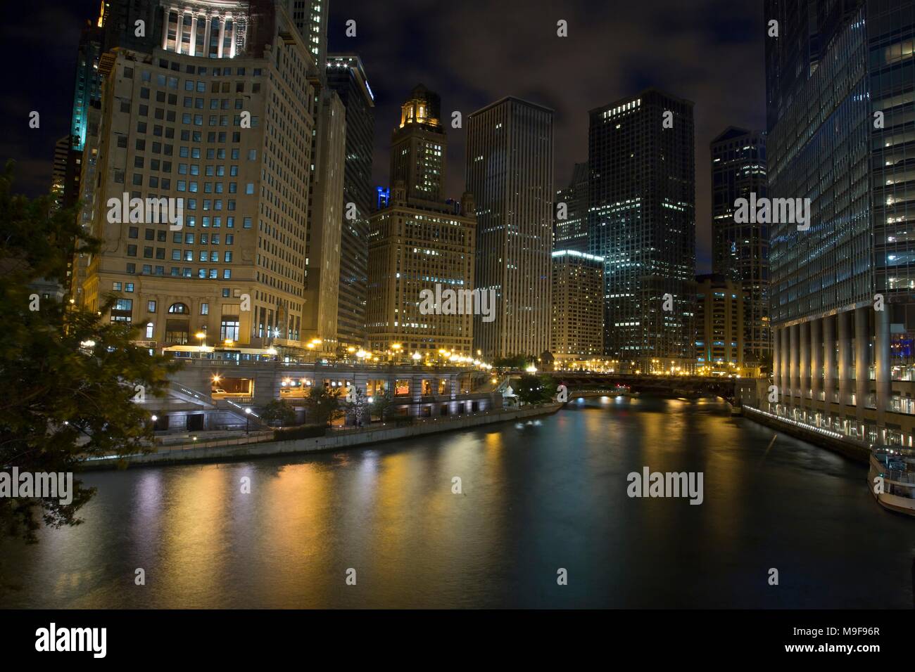 Chicago downtown river bridge train hi-res stock photography and images ...
