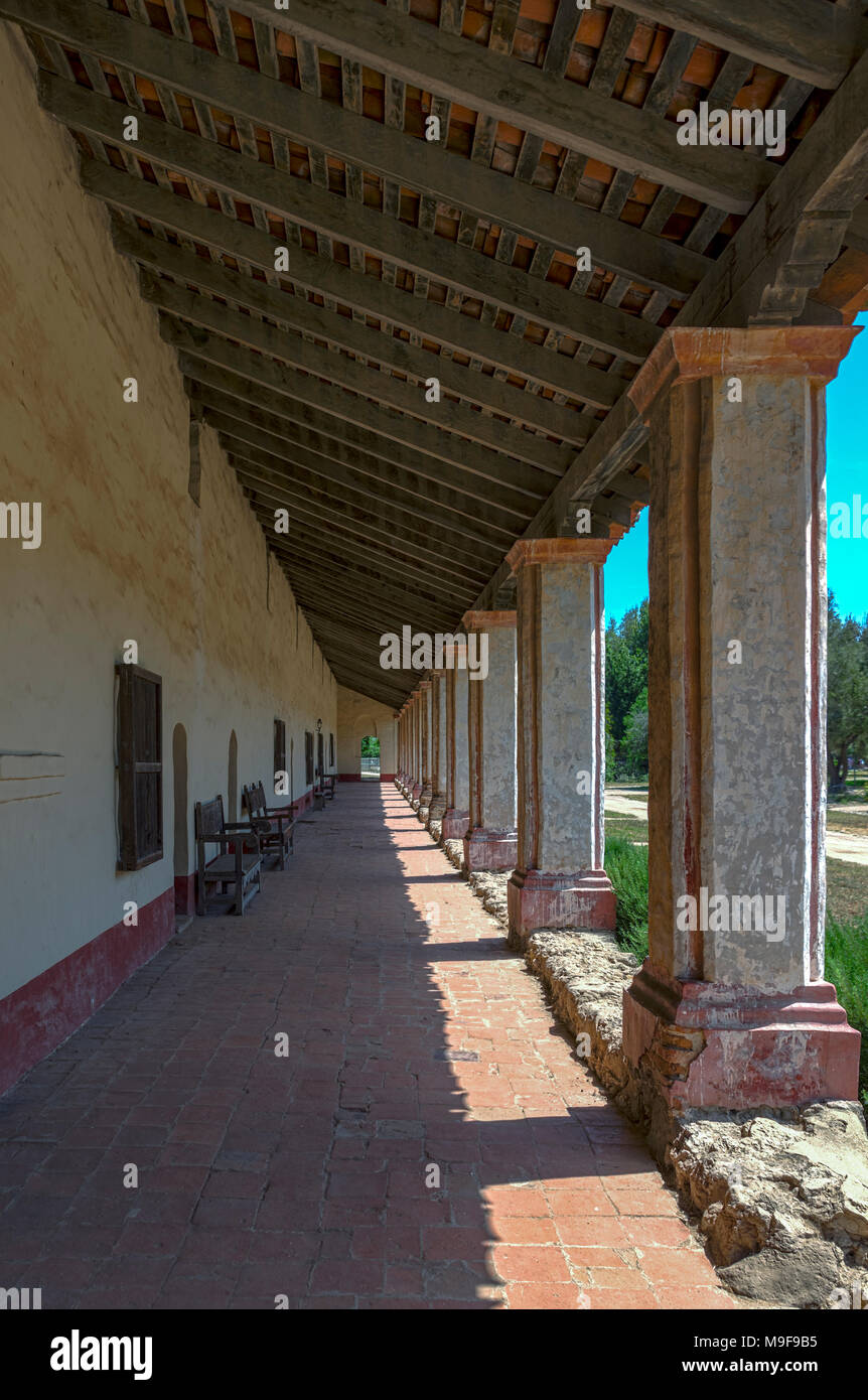 Vertical portico walkway hi-res stock photography and images - Alamy