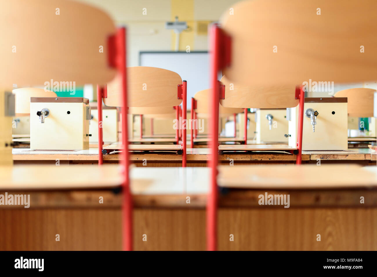 Empty science lab classroom hi-res stock photography and images - Alamy