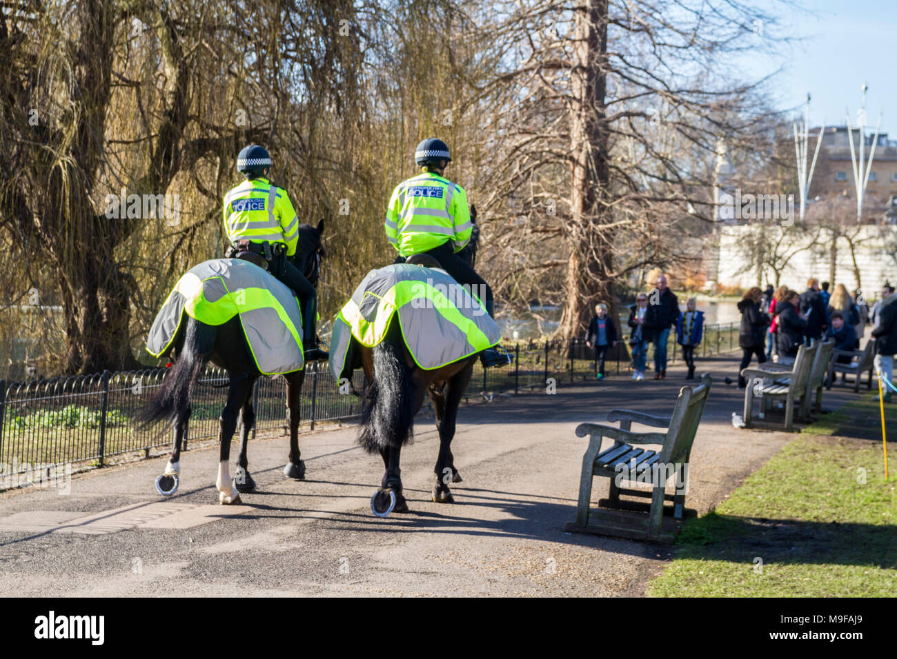 Metropolitan mounted police officers london hi-res stock photography ...