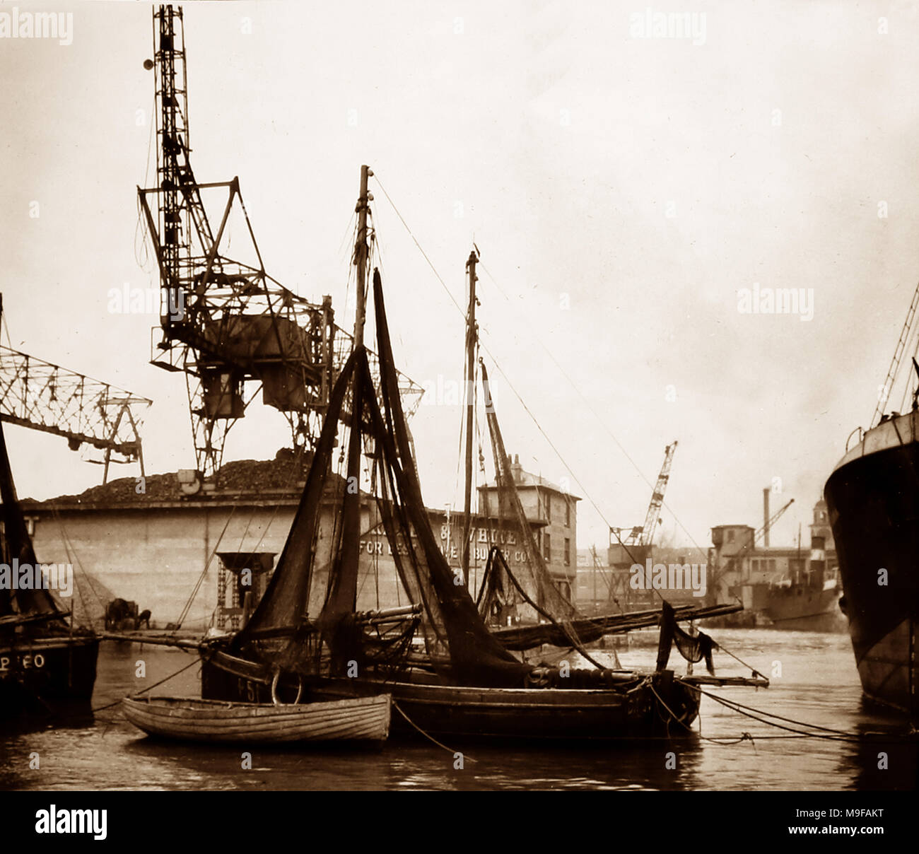 Vintage portsmouth docks hi-res stock photography and images - Alamy
