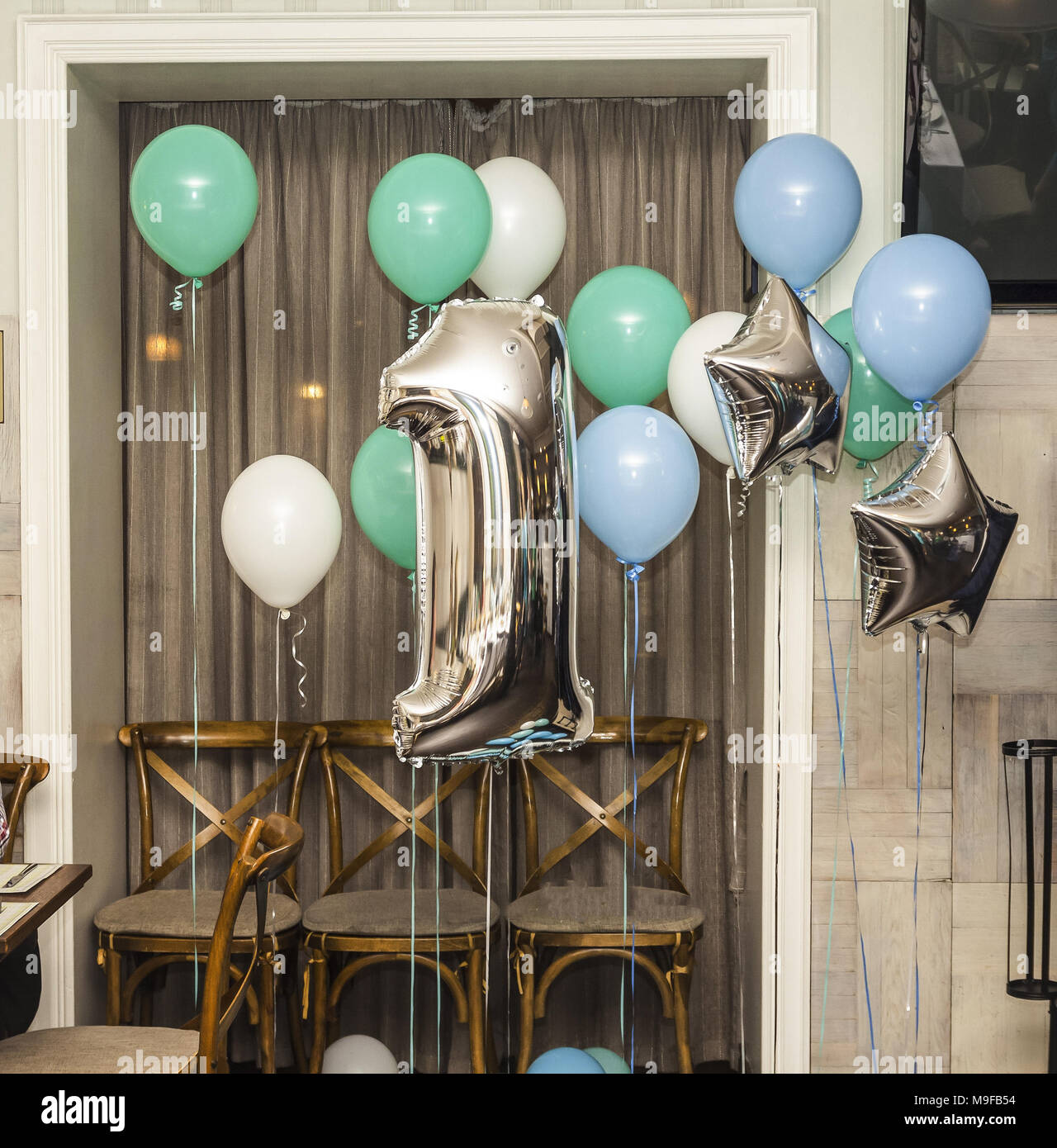 Decorating the restaurant with balloons for the anniversary of the ...