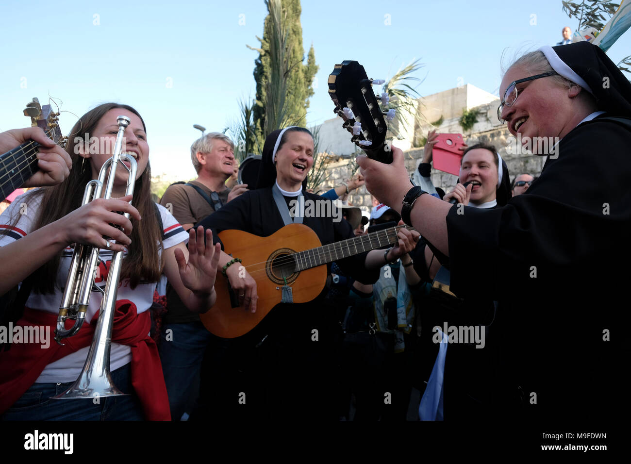 Christians singing hi-res stock photography and images - Alamy