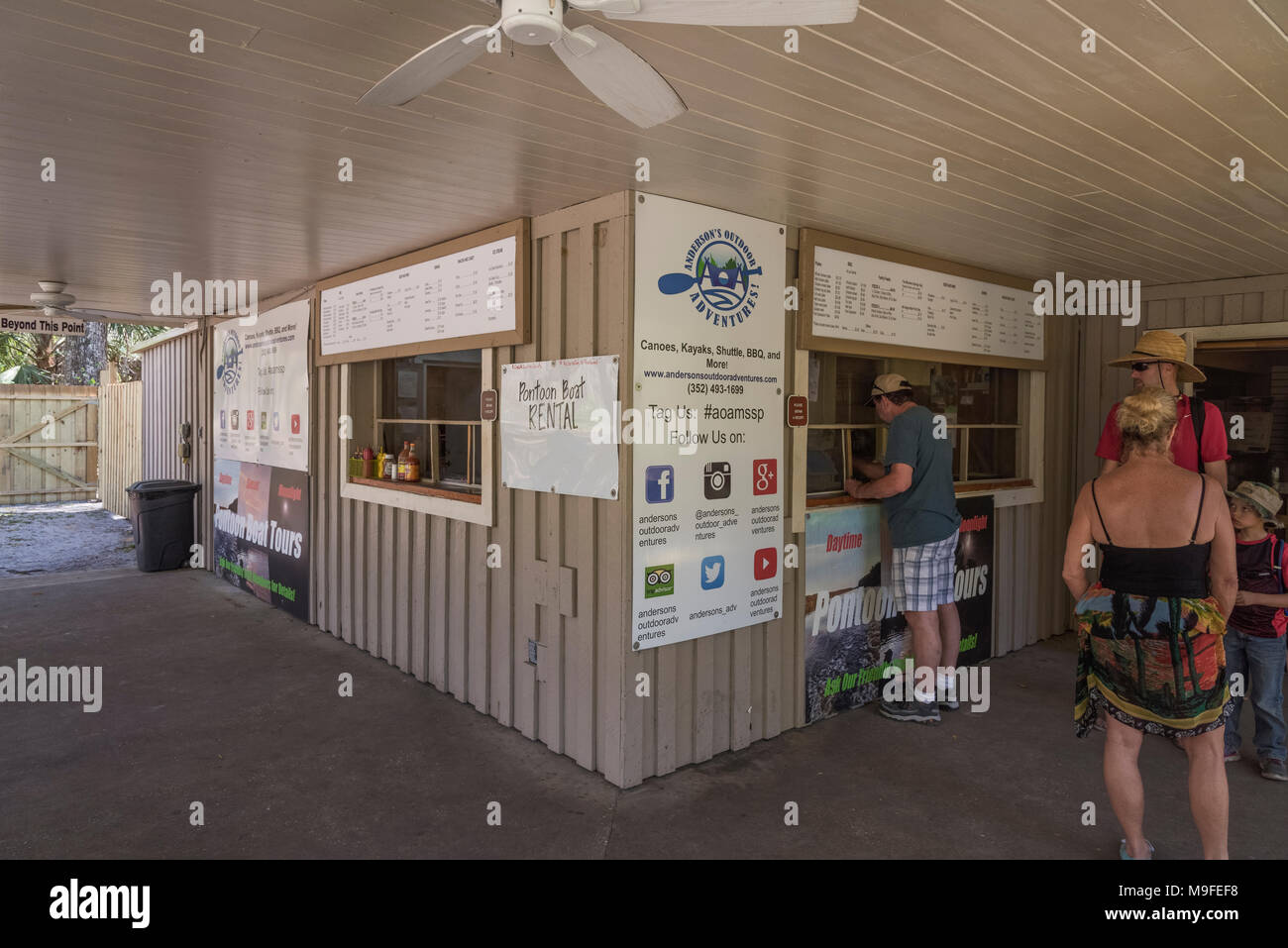 Customers at concession stand hi-res stock photography and images - Alamy
