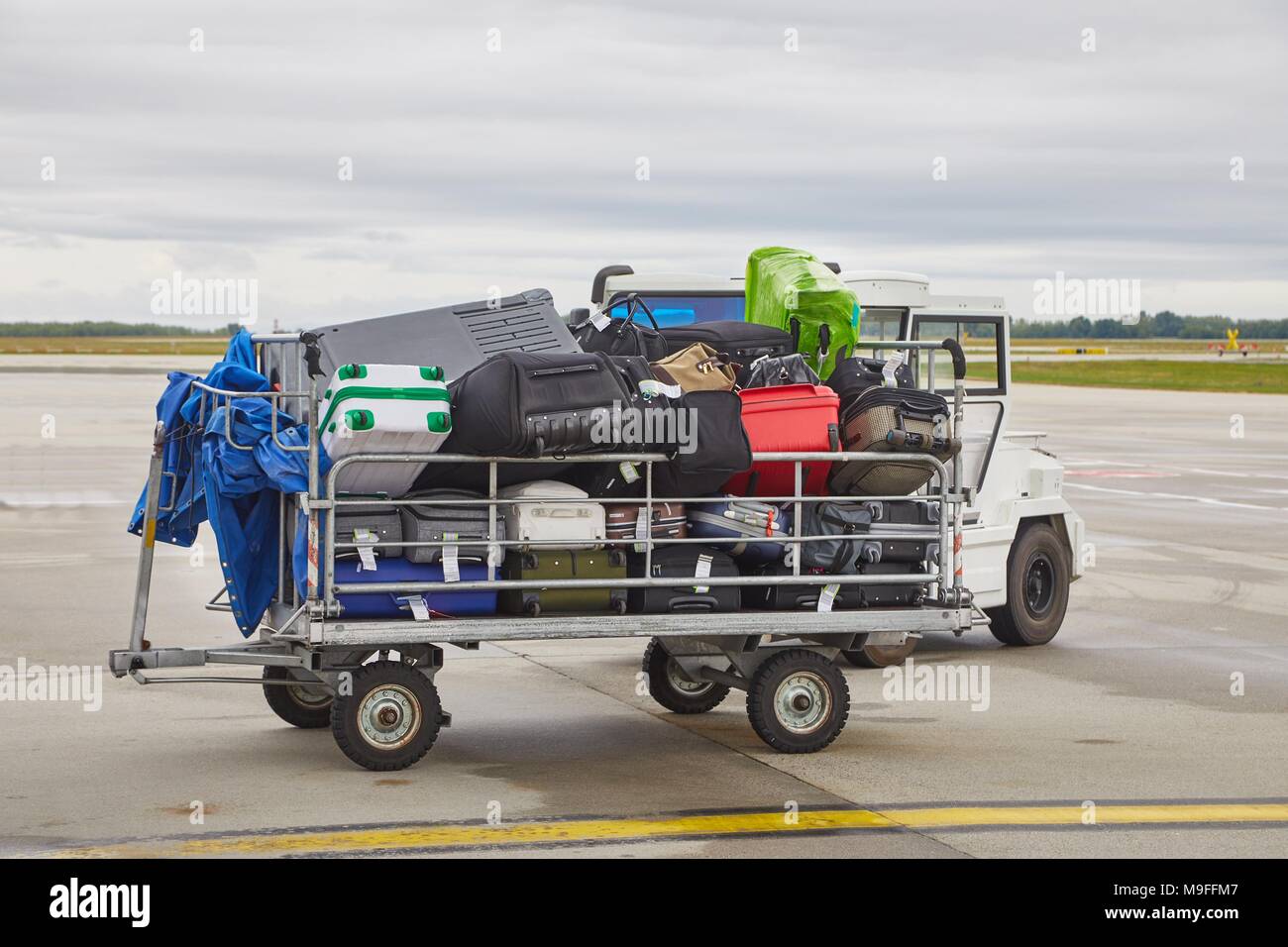 Cargo checked hi-res stock photography and images - Alamy