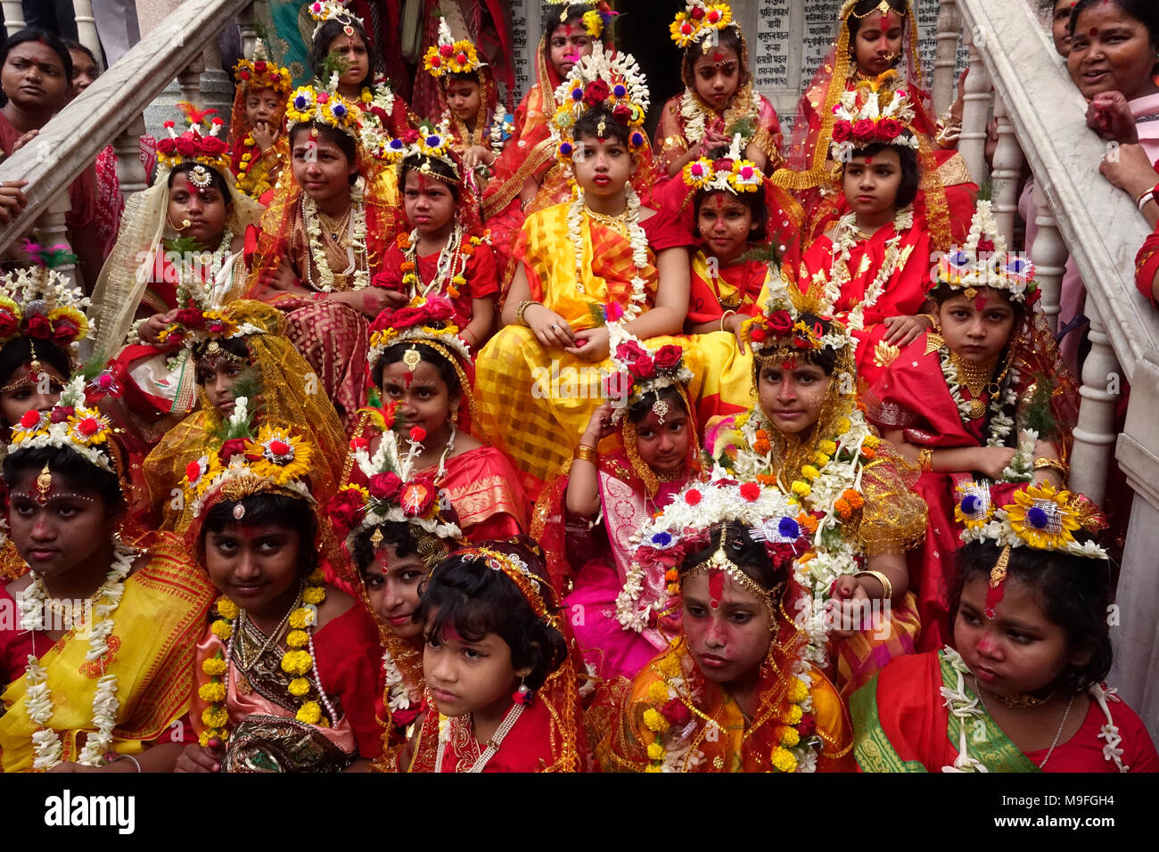 Kolkata, India. 25th Mar, 2018. Girls wait for the ritual during the ...