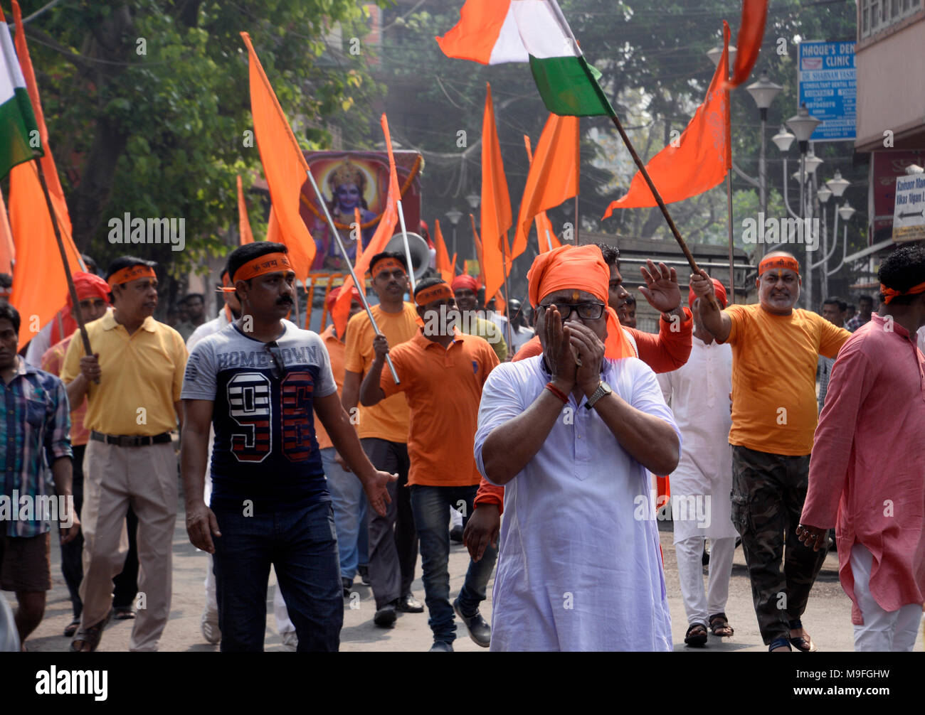 Kolkata, India. 25th Mar, 2018. Hindu devotees play Sanka a traditional ...