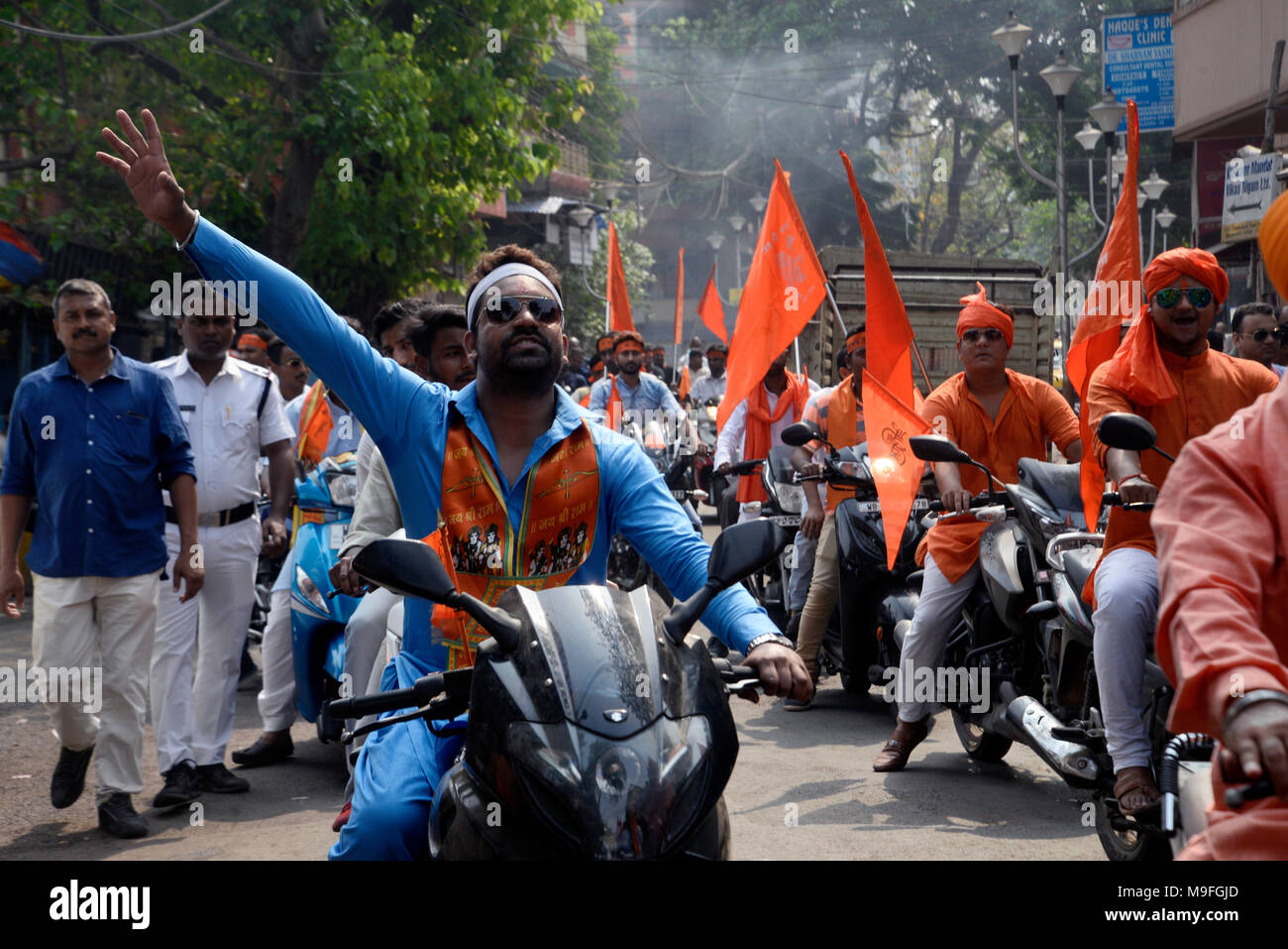 Kolkata, India. 25th Mar, 2018. Hindu devotees shout the name of Lord ...