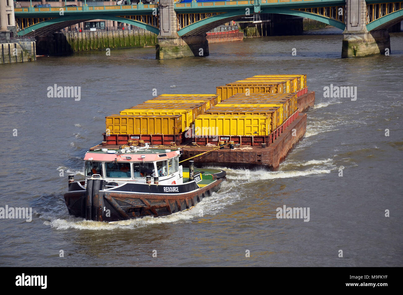 Tug Pulling Barge Stock Photos & Tug Pulling Barge Stock Images - Alamy