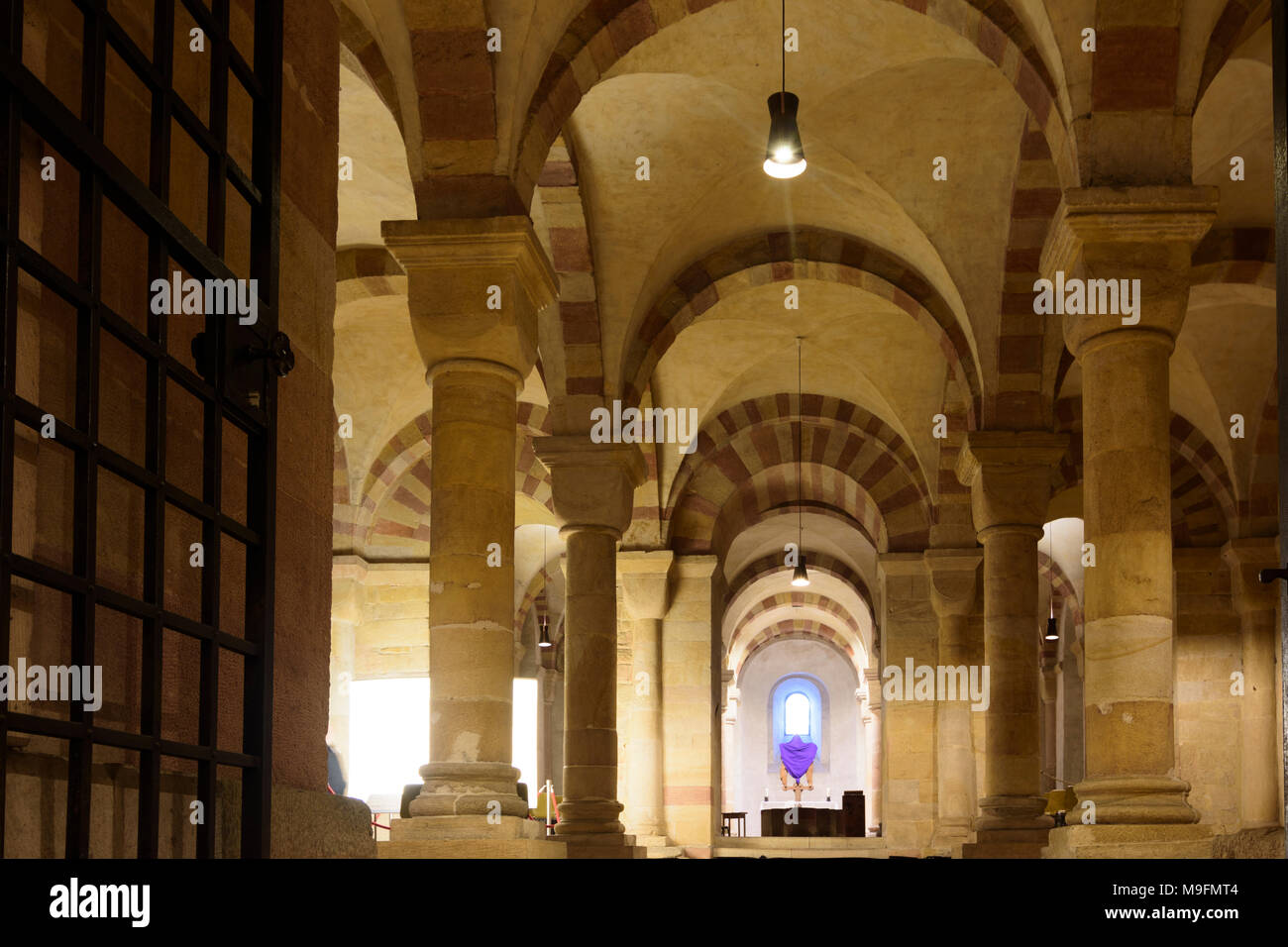 Speyer: Dom (cathedral), Krypta (crypt), main altar at Lent ...
