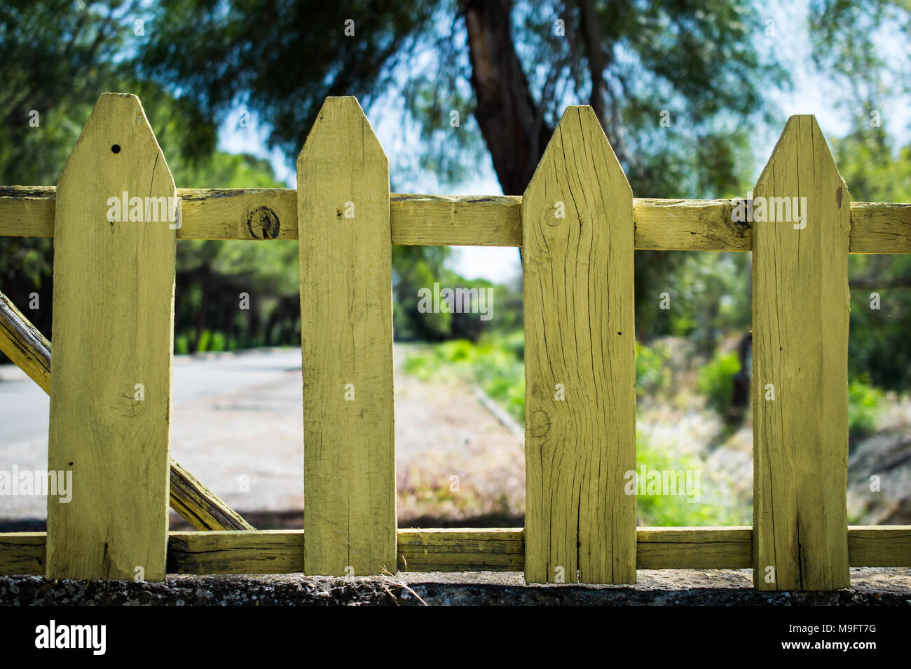 Yellow fence hi-res stock photography and images - Alamy