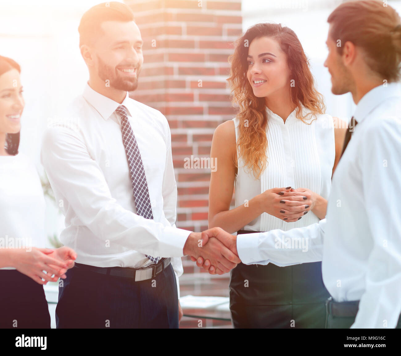 welcome and handshake business partners Stock Photo - Alamy