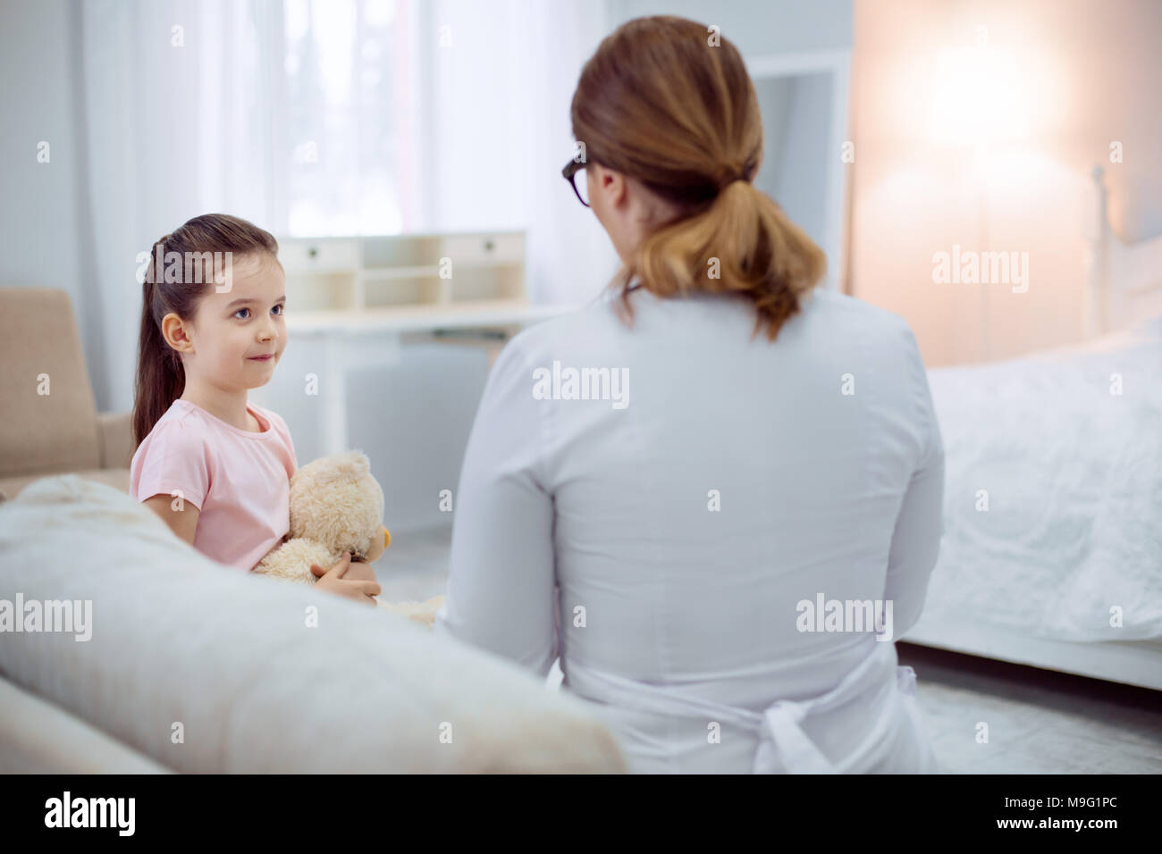 Doctor and child talking hi-res stock photography and images - Alamy