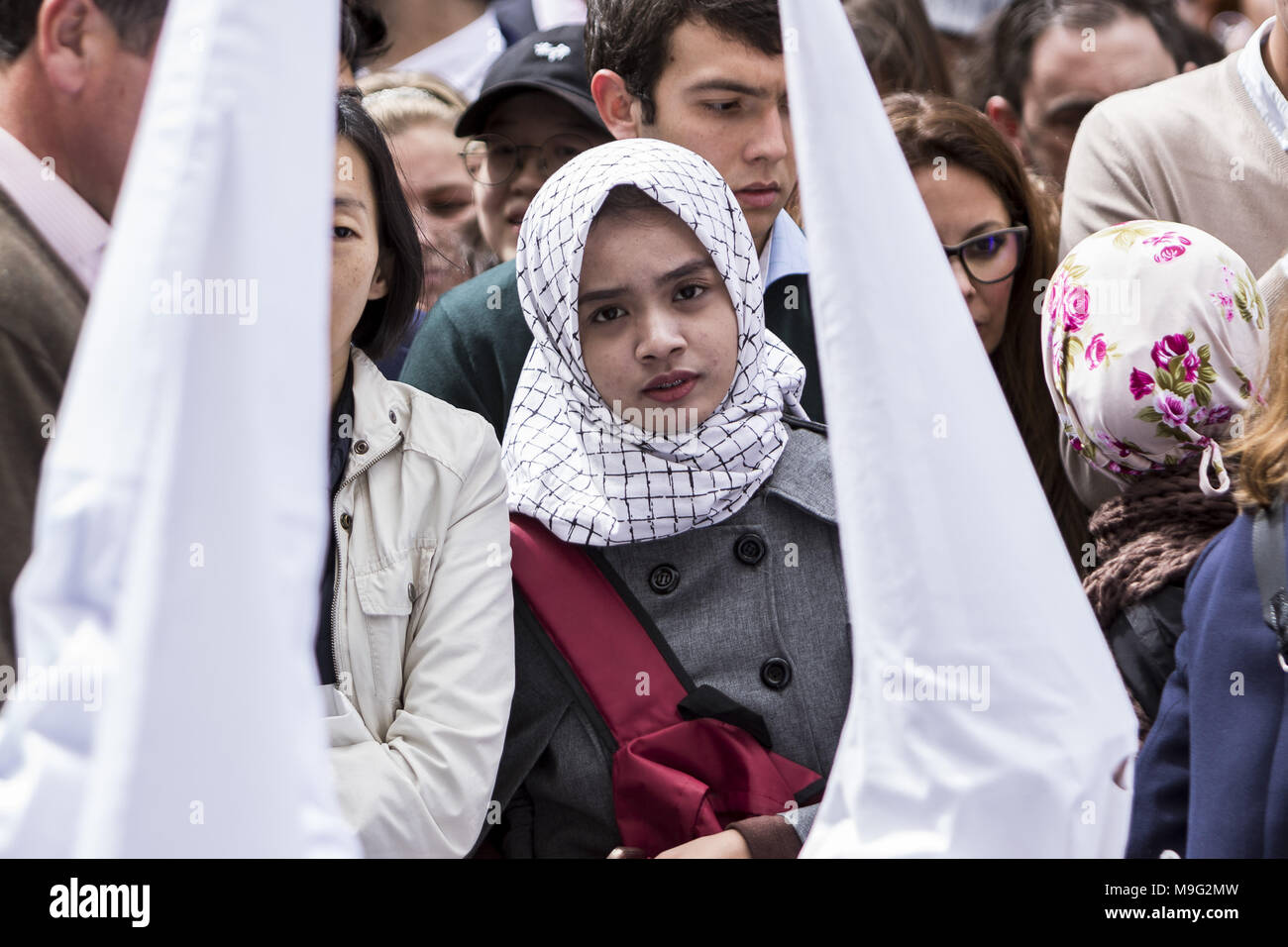 Seville, Spain. 25th Mar, 2018. A muslim girl attends to the procession ...